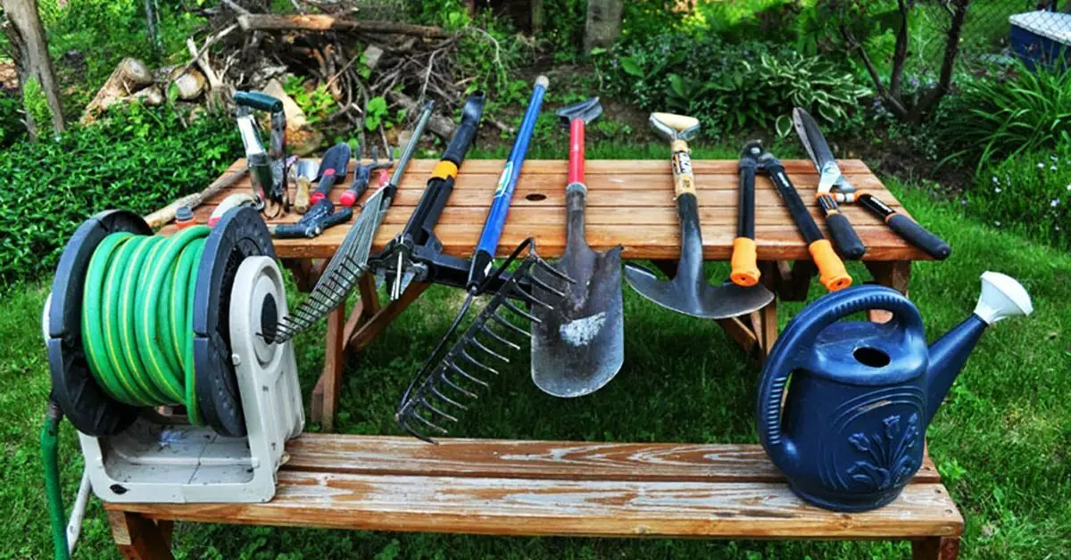10 mandatory tools for working in the garden