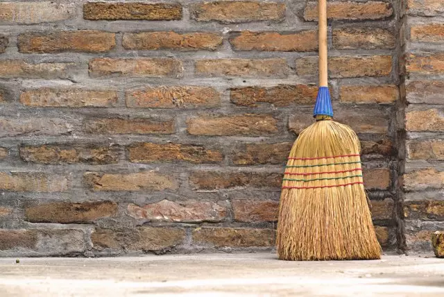 Domácnost použitá koště pro podlahové čištění prachu se opíral o cihlovou zeď, horizontální