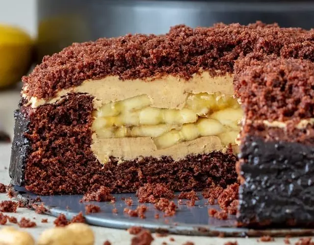 Бананово-шоколадний торт з арахісовим маслом