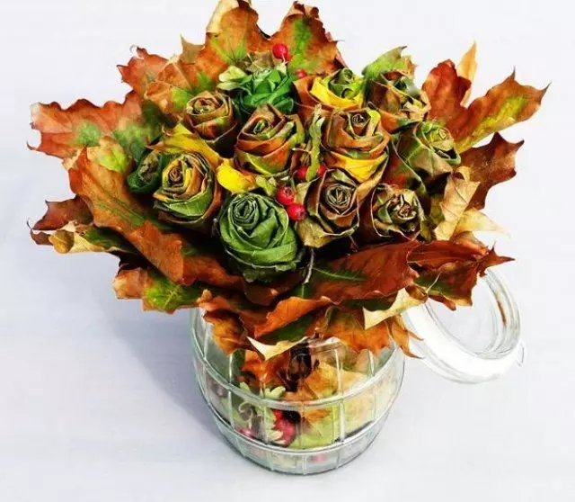 Bouquet mawar didamel tina daun maple