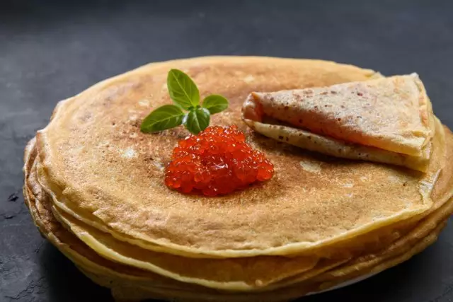 Pancakes na caviar.