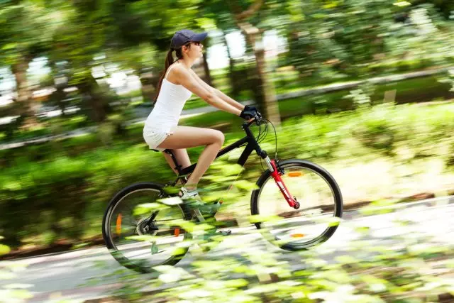 Menina em uma bicicleta