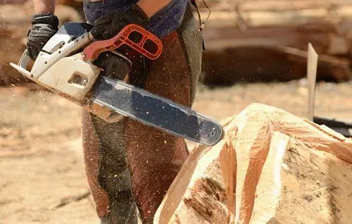 Chainsaw ninu ọwọ