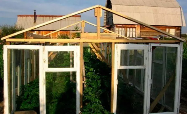Стаклена градина од прозорски рамки