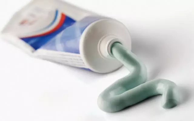 Toepassing van tandpasta