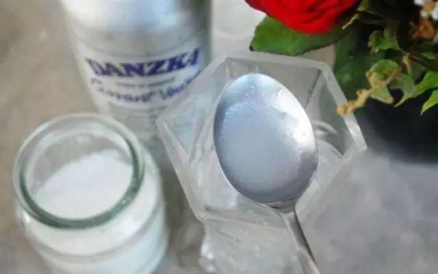 Azukrea vodka loreetarako