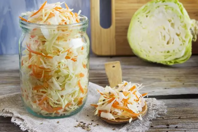 Cabbage haché avec des carottes