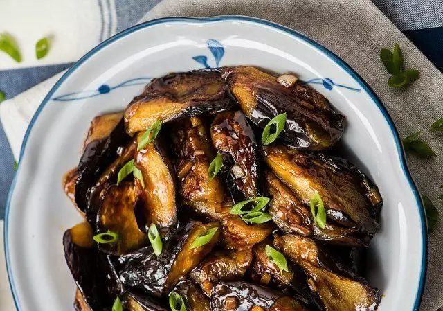 eggplants ដូចជាផ្សិត - រូបមន្តល្អបំផុតនៃអាហារសម្រន់ដើម 5393_5