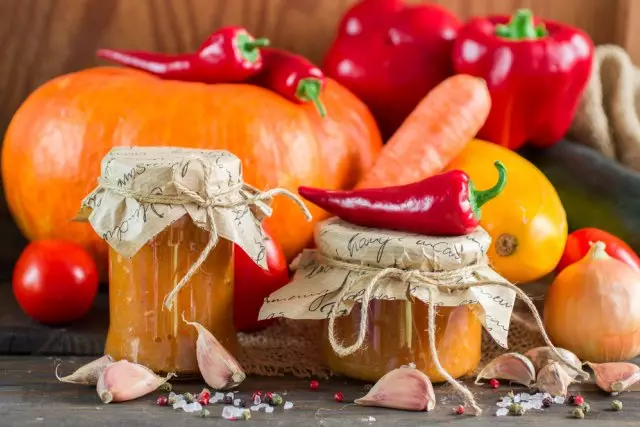 Tomate Paste mat Zwiebelen, Karotten a Peffer