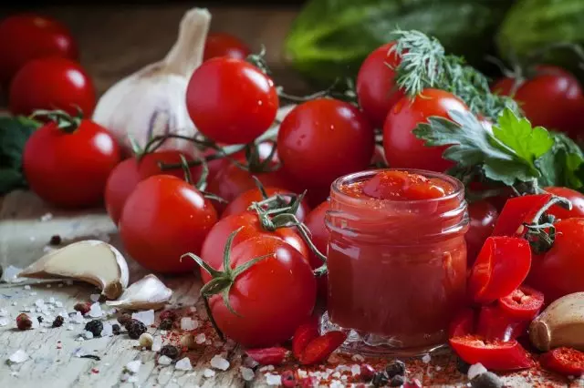 Tomate Paste mat Knuewelek