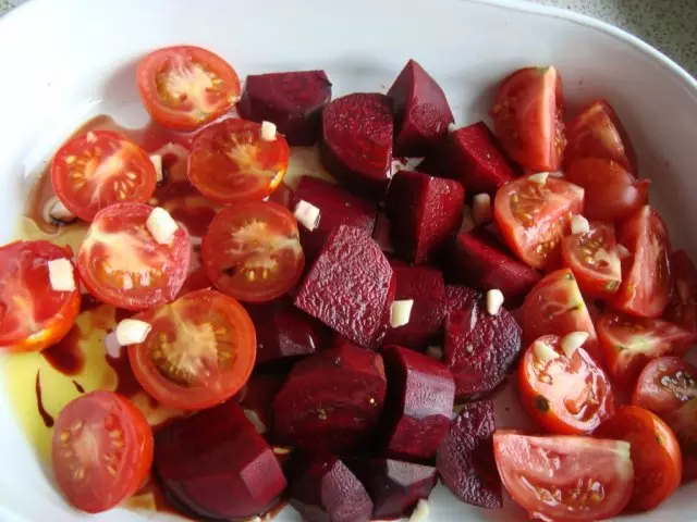 Pasta di pomodoro con barbabietola