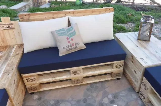 Sofa từ pallet.