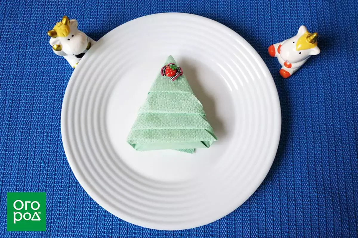 Làm thế nào để làm một cây thông Noel từ một chiếc khăn ăn