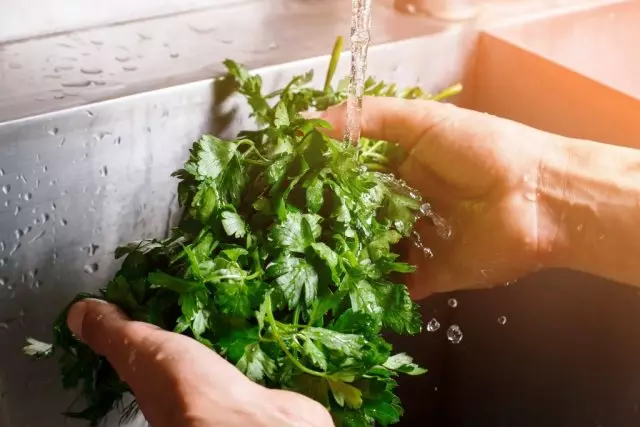 Bii o ṣe le ṣetọju awọn ọya, wẹ ọya, parsley