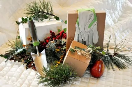 Co umieścić pod choinką z giftbox - 10 przydatnych i niedrogimi prezentami