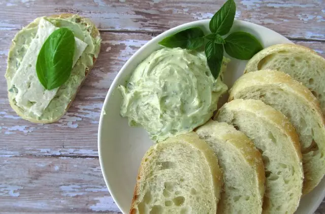 Einfache Ölrezepte, Saucen und Tankstellen für Salate mit frühen Grünen