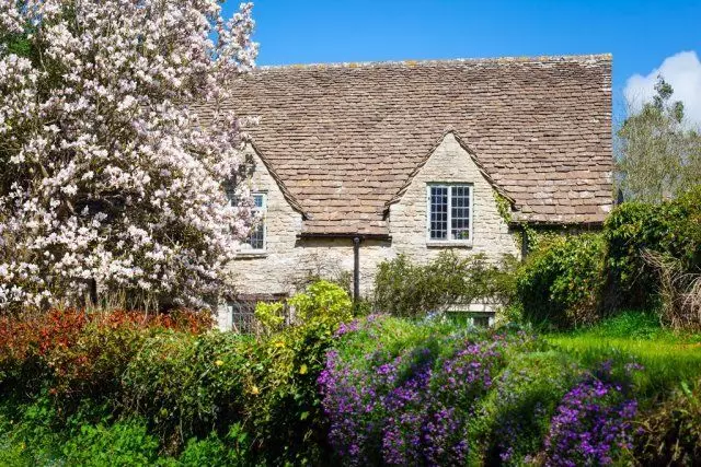 Fleurs devant la façade de la maison