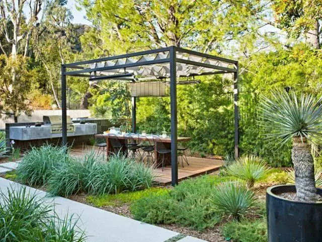 Salle à manger dans le jardin