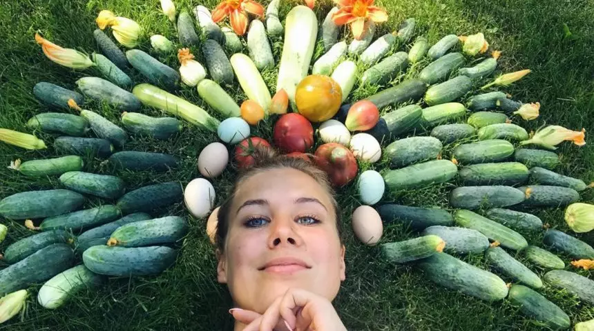 In Instagram Flashmob: Gardeners are photographed with a crown of its own crop fruit