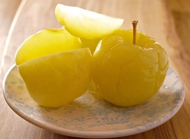 געשמאַק roin apples אין שטוב - פּשוט רעסאַפּיז פֿאַר יעדער 6372_1