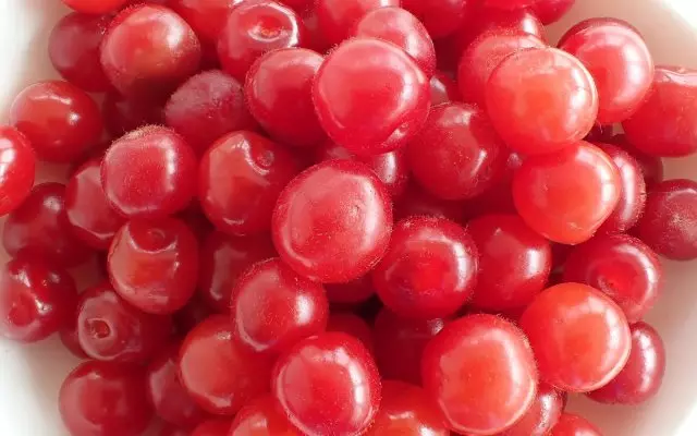 Beeren der Filzkirsche