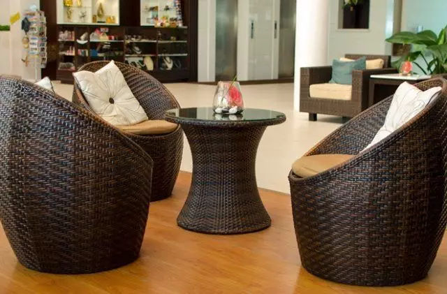 Rattan ya synthetic.