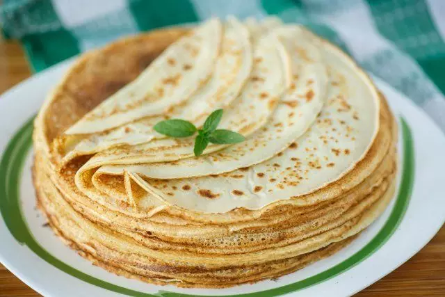 Lamian nga mga gaps alang sa mga pancake: Tanyag nga mga resipe nga adunay mga litrato 7987_1