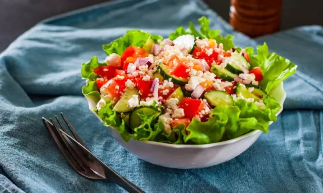 Hoe mayonaise in plantaardige salade te vervangen