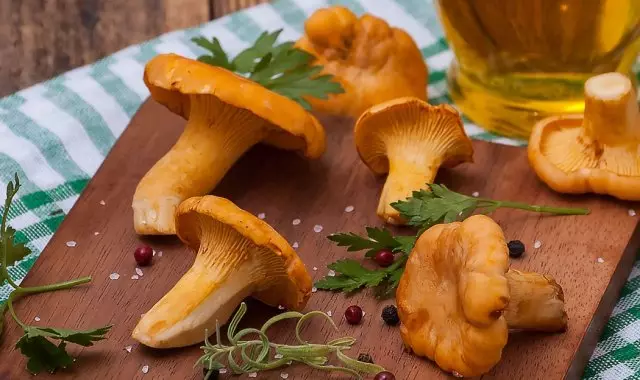 Chanterelles sur une planche à découper