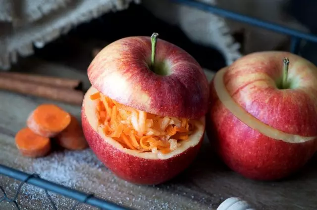 Zdravý šalát mrkvy a jabĺk posypaný cukrom v Apple. Zdravý dezert.