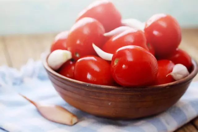 Tomaten mei knoflook yn in bak