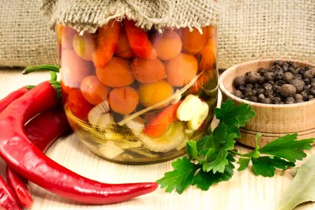 Marinated tomatoes with sharp pepper, garlic and parsley