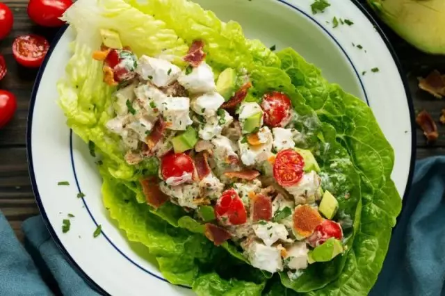 Salad with chicken and yogurt refill