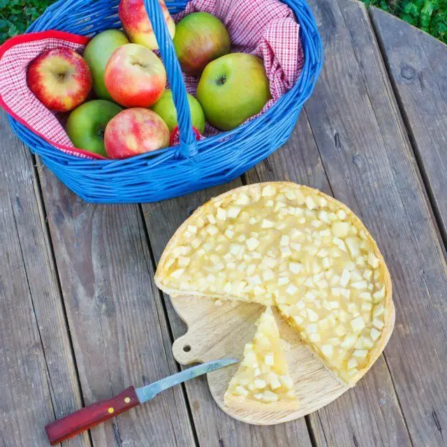 Apple Pie Basket with Apples