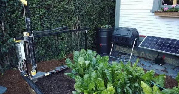 Robot that manages garden with jewelry accuracy