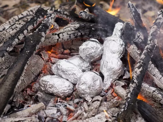 Kartofler i folie på ilden