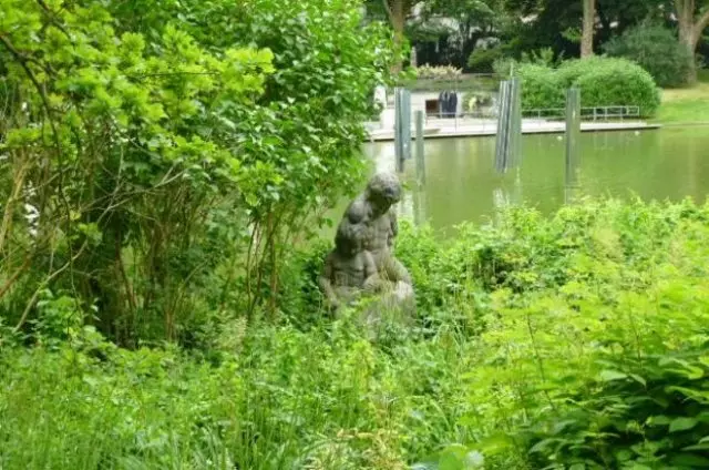 著名的公園丘比特幾乎消失了綠色