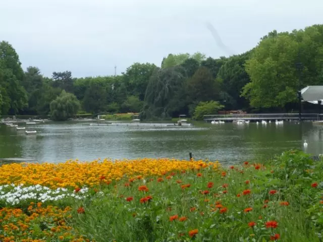 En algunos lugares, el canal se asemeja a un gran río.