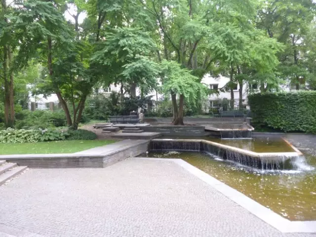 Una esquina acuosa te permite disfrutar del silencio interrumpido solo por el murmullo de agua.