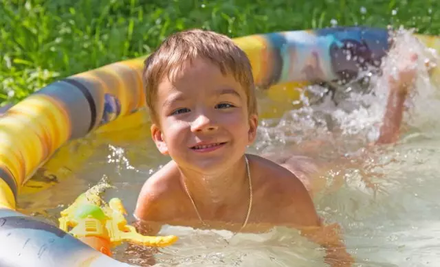 Kung ang bata splashes sa pool, huwag iwanan ito nag-iisa