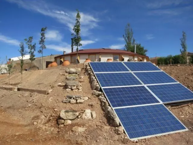 Paneles solares casa-jardín