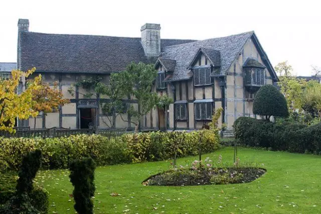 Shakespeare House sa travnjakom