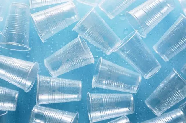 Que faire avec des gobelets en plastique