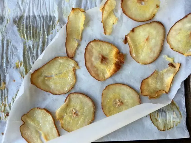 Qué cocinar de las peras: las mejores recetas de ensaladas, bocadillos y dulces. 8873_17