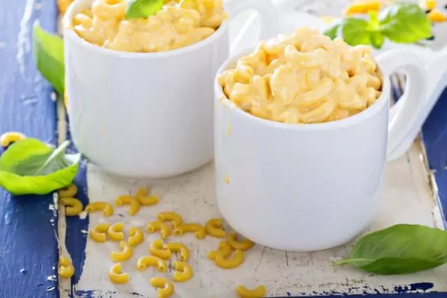 Macaroni hamwe na foromaje muri mug