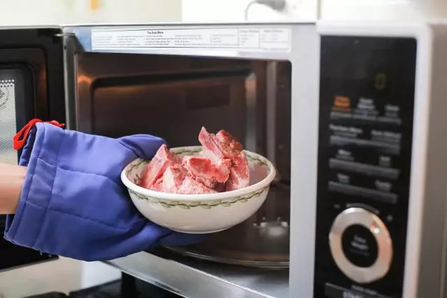 Cook abinci a cikin microwave