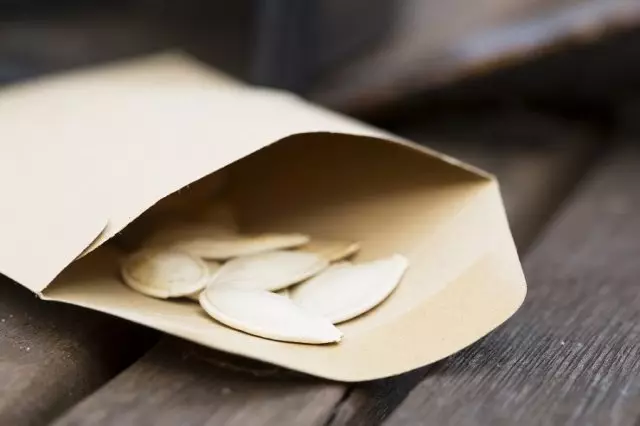 Semillas en paquete de papel