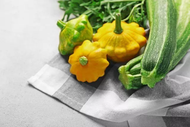 Frisk sortiment squash på serviet / zucchini og patchsons